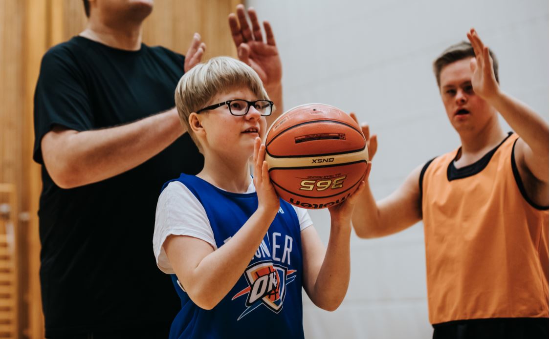 Malbas basket special: en timme med fart, fläkt och gemenskap - Malmö stad